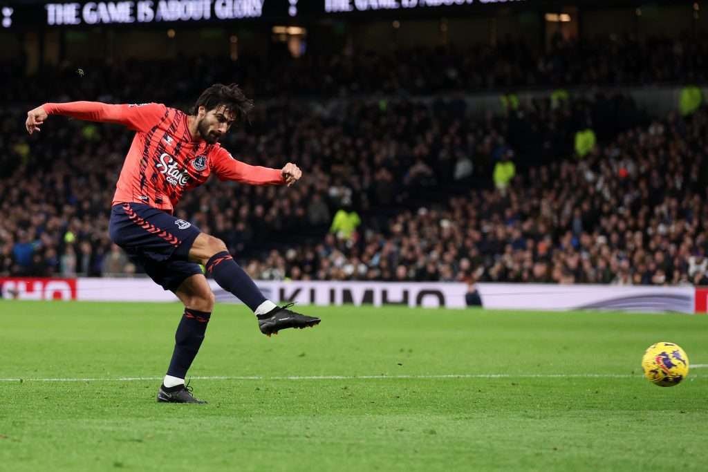 Vidéo : le très beau coup-franc d’André Gomes