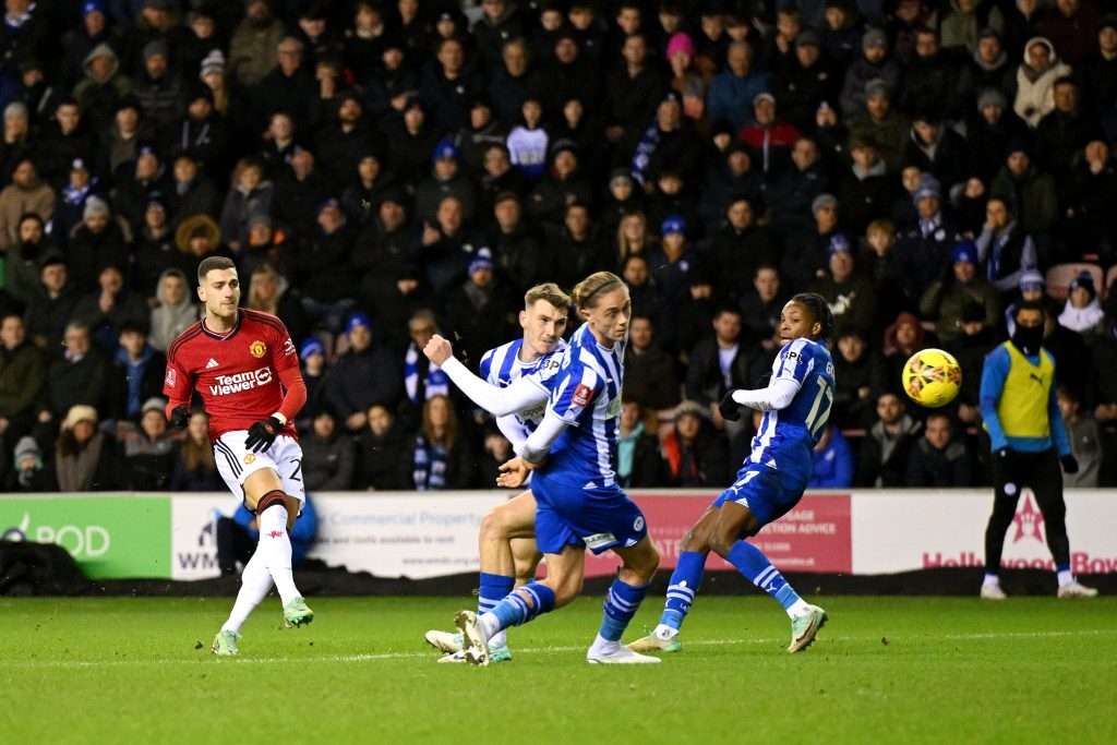 Vidéo : Le sublime but de Diogo Dalot contre Wigan